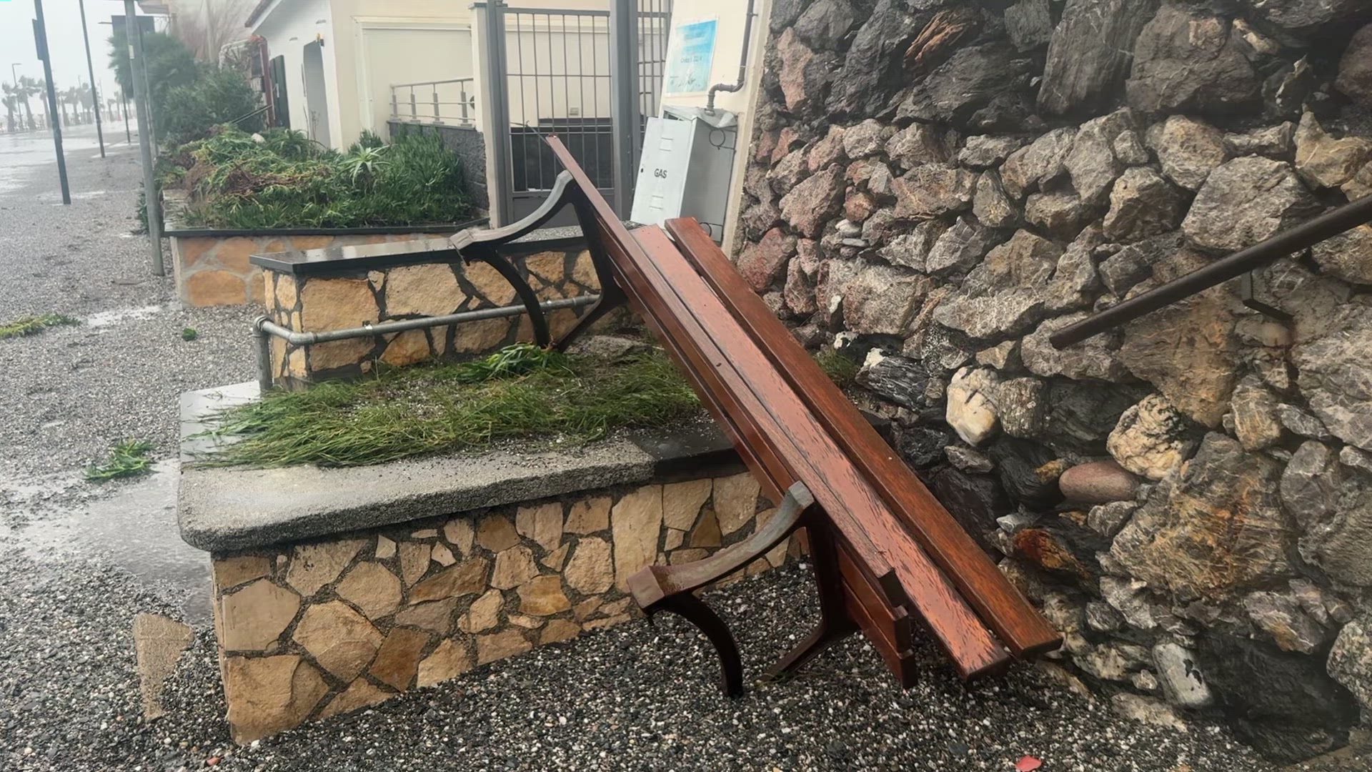 Ciclone sulla Sicilia: panchine volate via su lungomare Furci Siculo ...