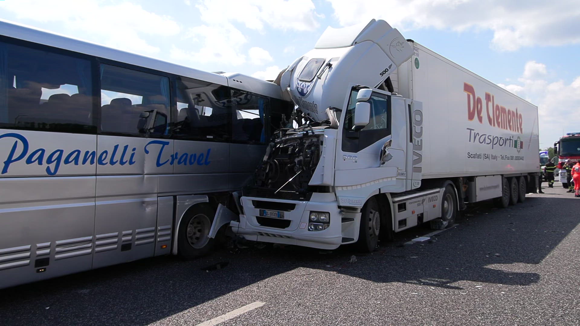Tir tampona pullman a Vignate (Milano): rilievi in corso - Local Team